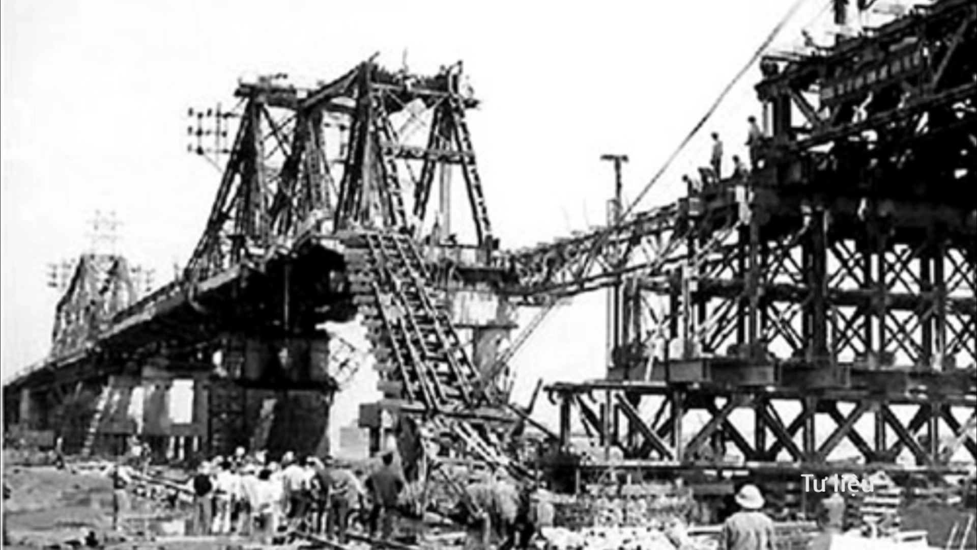 Long Bien Bridge - Vietnam Discovery Travel